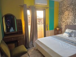 Secretária, secretária adequada para computadores portáteis 