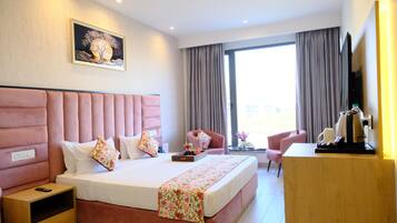 Quarto Duplo Deluxe, Vista para a cidade | Cofre no quarto, secretária