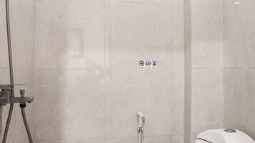 Um polibã, toalhas fornecidas, sabão, champô