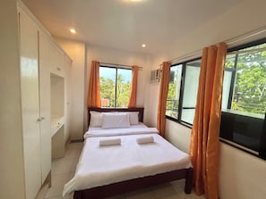 Quarto casal básico, varanda coberta, vista para o pátio | Cofres nos quartos, individualmente decorados, escrivaninha