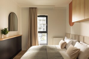 Apartamento, 2 quartos, varanda | Secretária, secretária adequada para computadores portáteis 