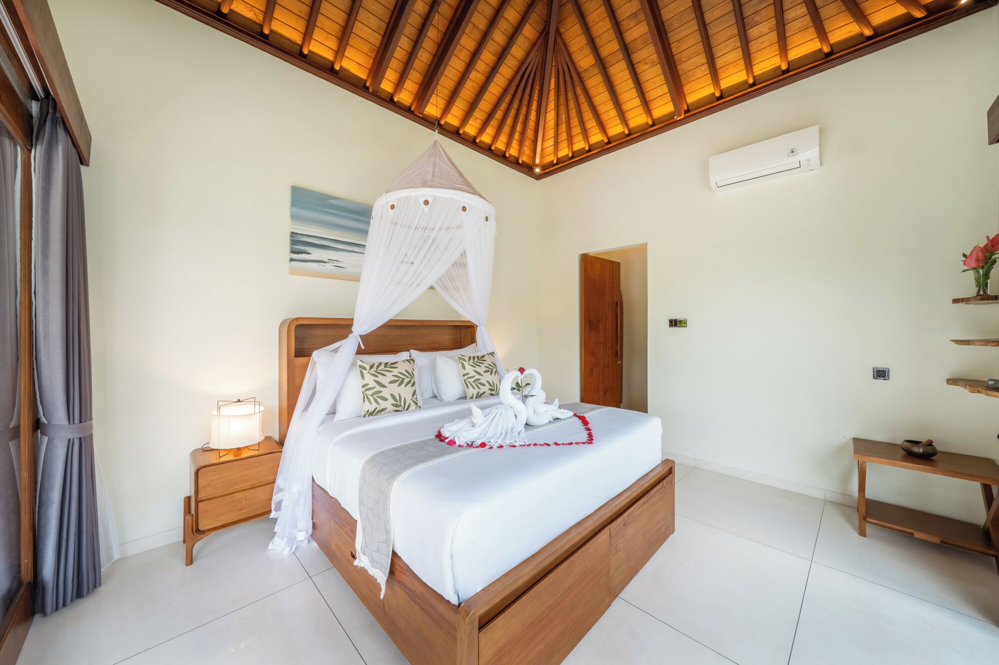 Escrivaninha, espaço de trabalho para notebook, berços (sobretaxa)