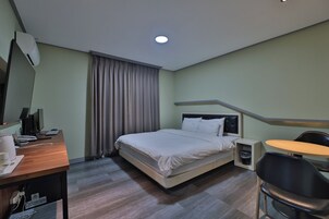 Quarto Standard | Secretária, secretária adequada para computadores portáteis 