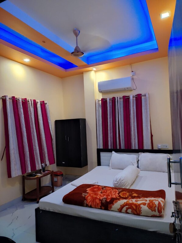 Quarto Duplo Deluxe, varanda, vista para o mar | Secretária, secretária adequada para computadores portáteis 