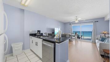 Apartamento Signature em Condomínio Fechado, varanda, vista para a praia | Cozinha privada | Um frigorífico, um micro-ondas, um forno, uma placa de cozinha