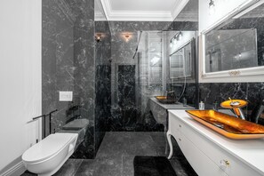 Apartament (107) | Casa de banho | Um polibã, toalhas fornecidas 