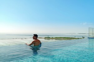 3 piscinas exteriores, da(s) 7:00 à(s) 21:00, guarda-sóis 