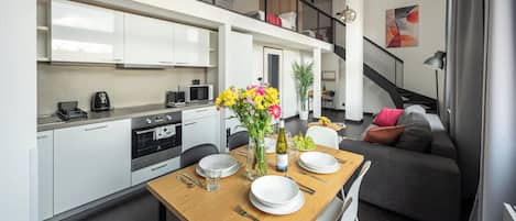 Apartamento, vista para a cidade | Área de estar | TV LCD 40 polegadas com canais a cabo