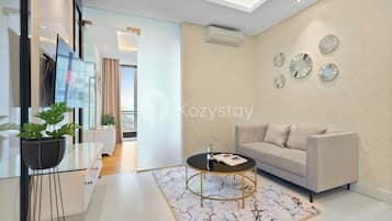 Apartamento, 2 quartos, Vista para a cidade | Sala de estar | TV de ecrã plano