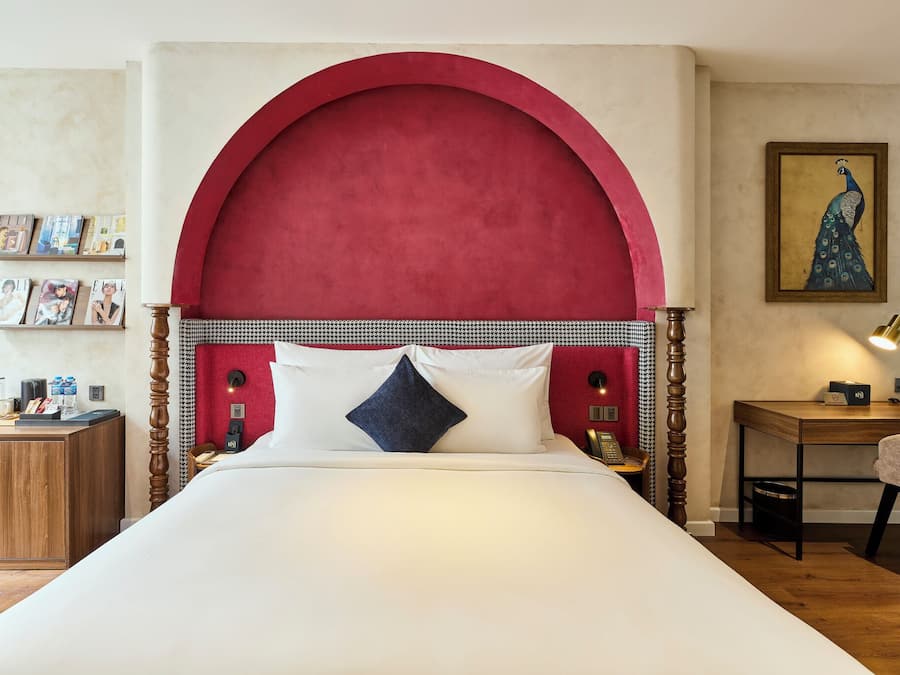 Quarto Superior | Minibar com produtos grátis, com decoração personalizada