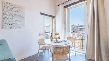 Apartamento Deluxe, vista para a baía | Sala de estar