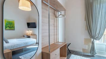 Apartamento Deluxe, vista para a baía | Cofre no quarto, secretária