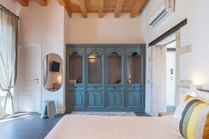 Apartamento luxo, vista para a baía | Cofres nos quartos, escrivaninha, espaço de trabalho para notebook