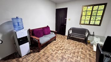 Apartamento Familiar, 2 quartos | Sala de estar | Smart TV de 50 polegadas com canais digitais