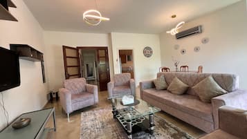 Apartamento Signature, 2 quartos, Vista para a cidade, junto à montanha | Sala de estar | Smart TV de 45 polegadas com canais via satélite
