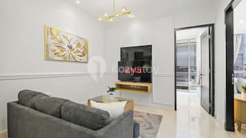 Apartamento, 2 quartos, Vista para a cidade | Sala de estar | TV de ecrã plano