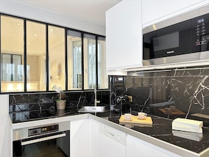 Apartamento Superior | Cozinha privada | Uma máquina de café expresso, uma chaleira elétrica, uma torradeira