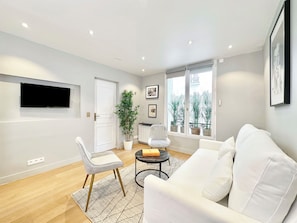 Apartamento Superior | Sala de estar | Smart TV de 80 cm com canais digitais