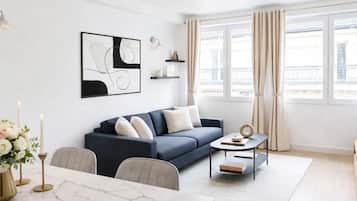 Apartamento, vista para o pátio | Área de estar | Smart TV 80 cm com canais digitais