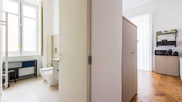 Apartamento Deluxe em Condomínio Fechado, Vista para a cidade | Casa de banho | Artigos de higiene pessoal grátis, um secador de cabelo