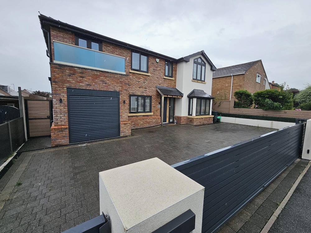 Modern, Large Open Plan 4 Bed Property In Abergele - Abergele