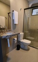 Quarto duplo conforto | Banheiro | Chuveiro, toalhas de banho, sabonete, shampoo
