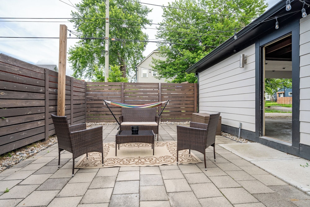 Near Downtown | 2 En-suites • Garage • Sleeps 9 - Indianapolis, IN