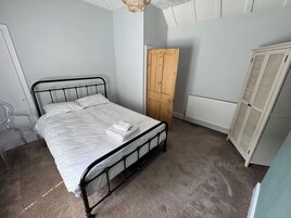 2 quartos, individualmente decorados, individualmente mobiliados