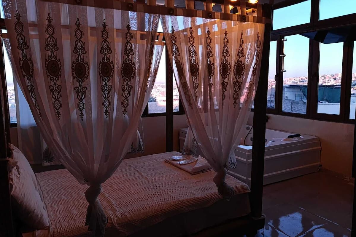 Quarto Empresarial | Secretária, cortinas/cortinados opacos, quartos insonorizados
