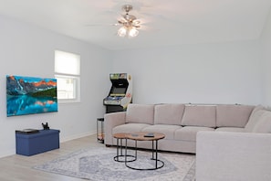 Casa, várias camas (Gamer Beach Getaway) | Sala de estar