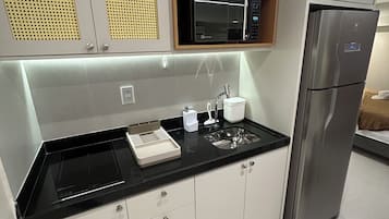 Apartamento | Cozinha privada | Um frigorífico, um micro-ondas, uma placa de cozinha