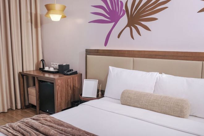 Cofre no quarto, com mobília individualizada, secretária 