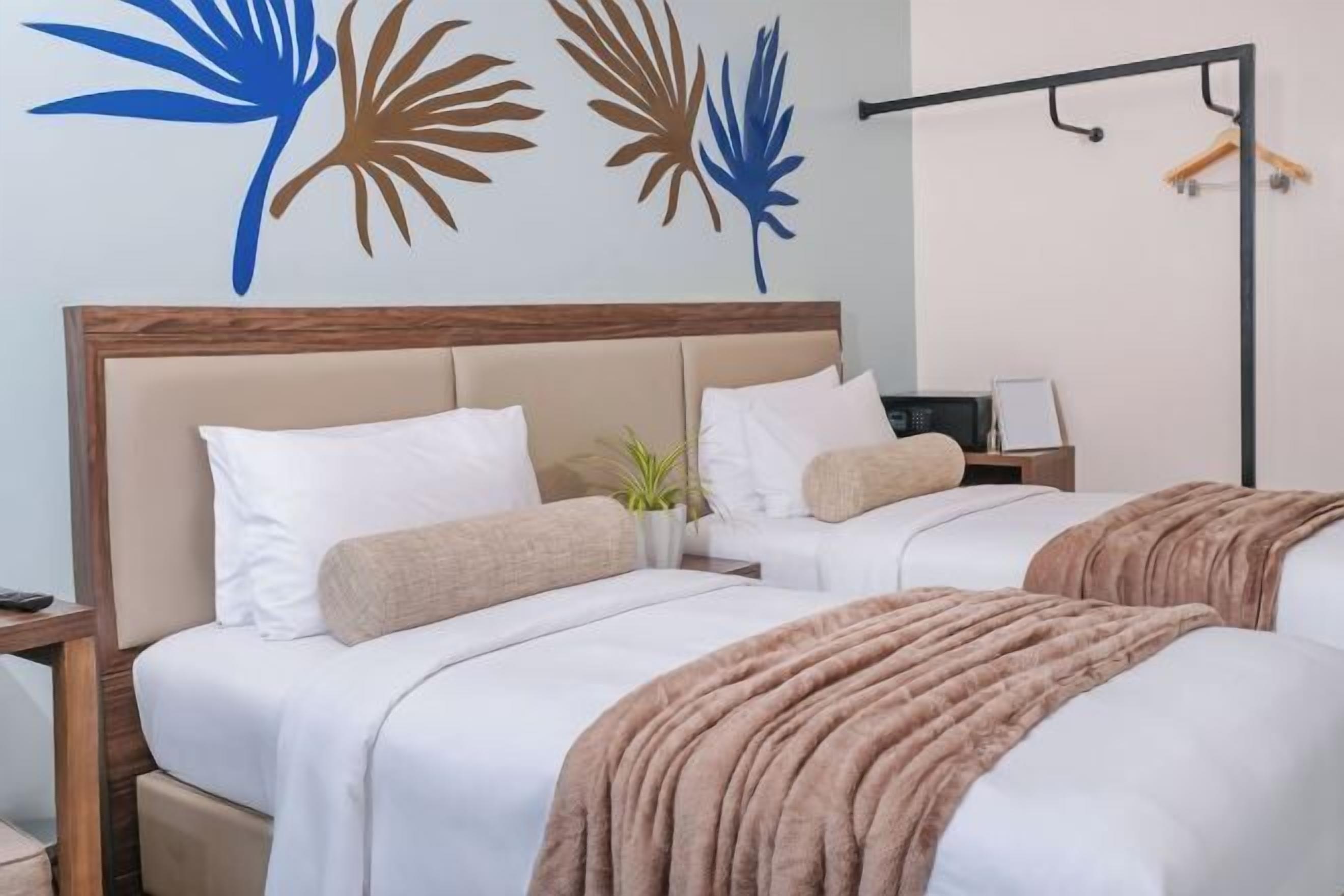 Cofre no quarto, com mobília individualizada, secretária 