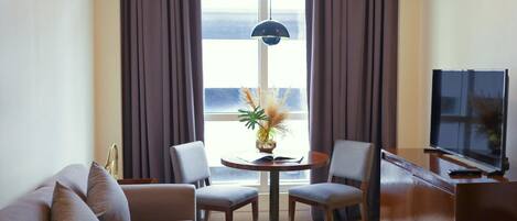 Quarto casal júnior | Área de estar | TV de tela plana 32 polegadas com canais a cabo