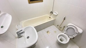 Dormitório Partilhado, 3 quartos, varanda, Vista para a cidade | Casa de banho