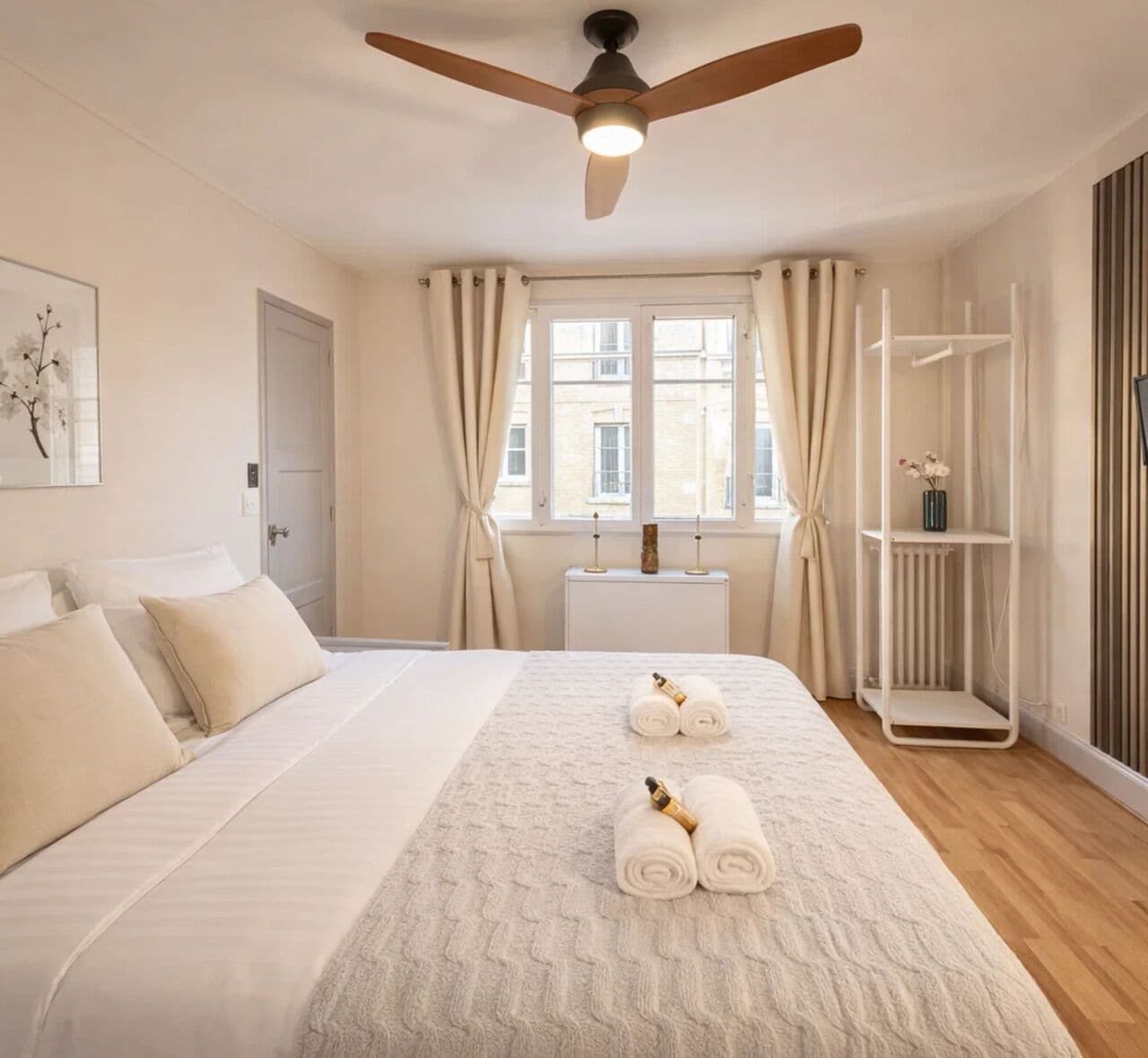 Estúdio standard, vista para a cidade | Área de estar | Smart TV 80 cm com canais digitais