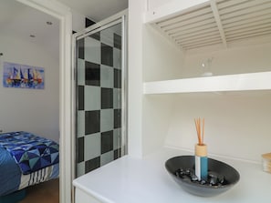 2 quartos, com decoração personalizada, com mobília individualizada