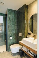 Quarto Twin Standard, vista para o pátio | Casa de banho | Um polibã, artigos de higiene pessoal grátis, um secador de cabelo