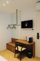 Quarto Individual Standard, varanda | Secretária, secretária adequada para computadores portáteis 