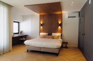 Quarto Duplo Deluxe, varanda, Vista para a cidade | Secretária, secretária adequada para computadores portáteis 