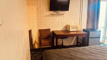 Quarto, 2 camas Queen, para não fumantes | Escrivaninha, ferros/tábuas de passar roupa, Wi-Fi de cortesia