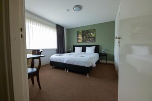 Quarto Duplo Standard | Secretária, secretária adequada para computadores portáteis 