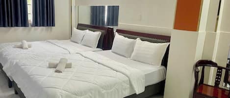 Quarto quádruplo família, sacada, vista para a cidade | Roupas de cama premium, edredons de pluma, camas com colchões pillow-top