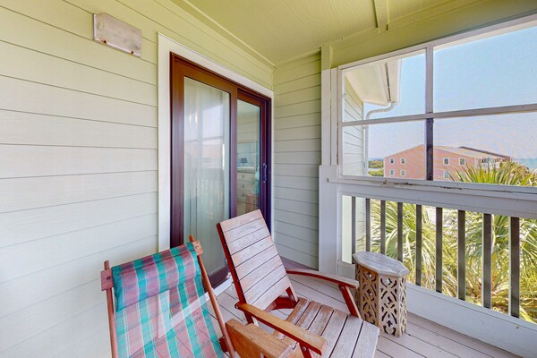 Perfect Beach Getaway With Ocean Views, Balcony, And Community Amenities - Emerald Isle, NC
