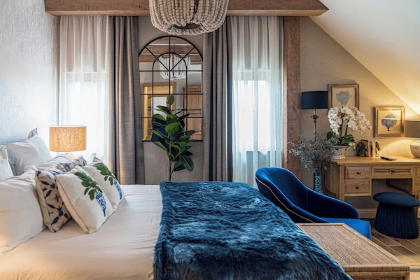 Quarto casal com design assinado, vista para o jardim | Vista para a cidade