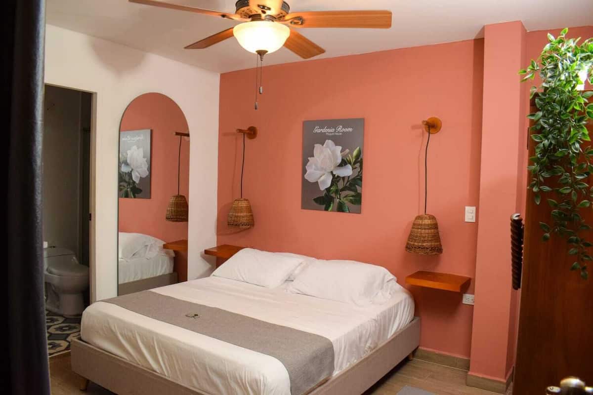 Quarto Duplo Deluxe, vista para o jardim | Cofre no quarto, secretária