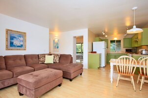 Apartamento básico, vista para o jardim (Haiku #2) | Área de estar | Smart TV 50 polegadas com canais digitais, Netflix, Hulu