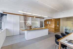 Frigobar, micro-ondas, fogão, cooktop