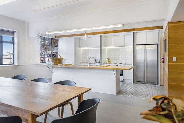 Frigobar, micro-ondas, fogão, cooktop