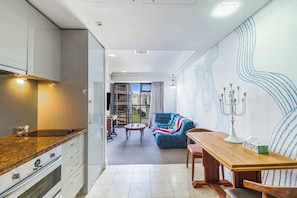 Um frigorífico, um micro-ondas, um forno, uma placa de cozinha